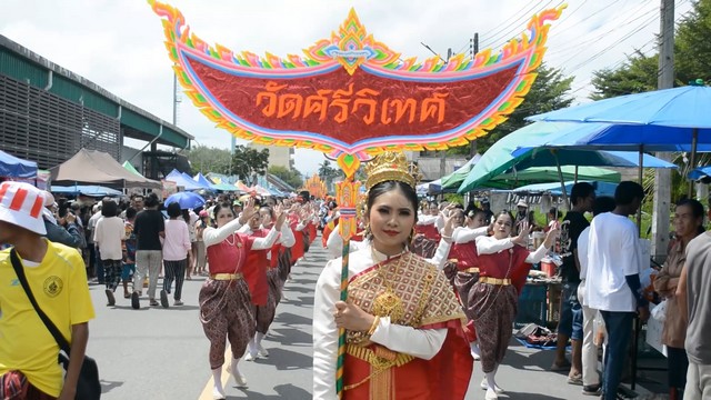 สีสันงานประเพณีลากพระเมืองสะเดา พุทธศาสนิกชนร่วมงานคึกคัก - หนังสือพิมพ์ ไทยนิวส์